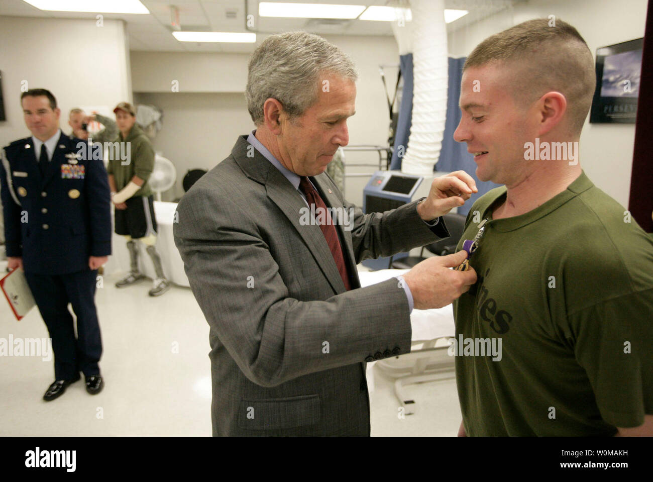 Us-Präsident George W. Bush präsentiert die Lila Herz US Marine Lance ...