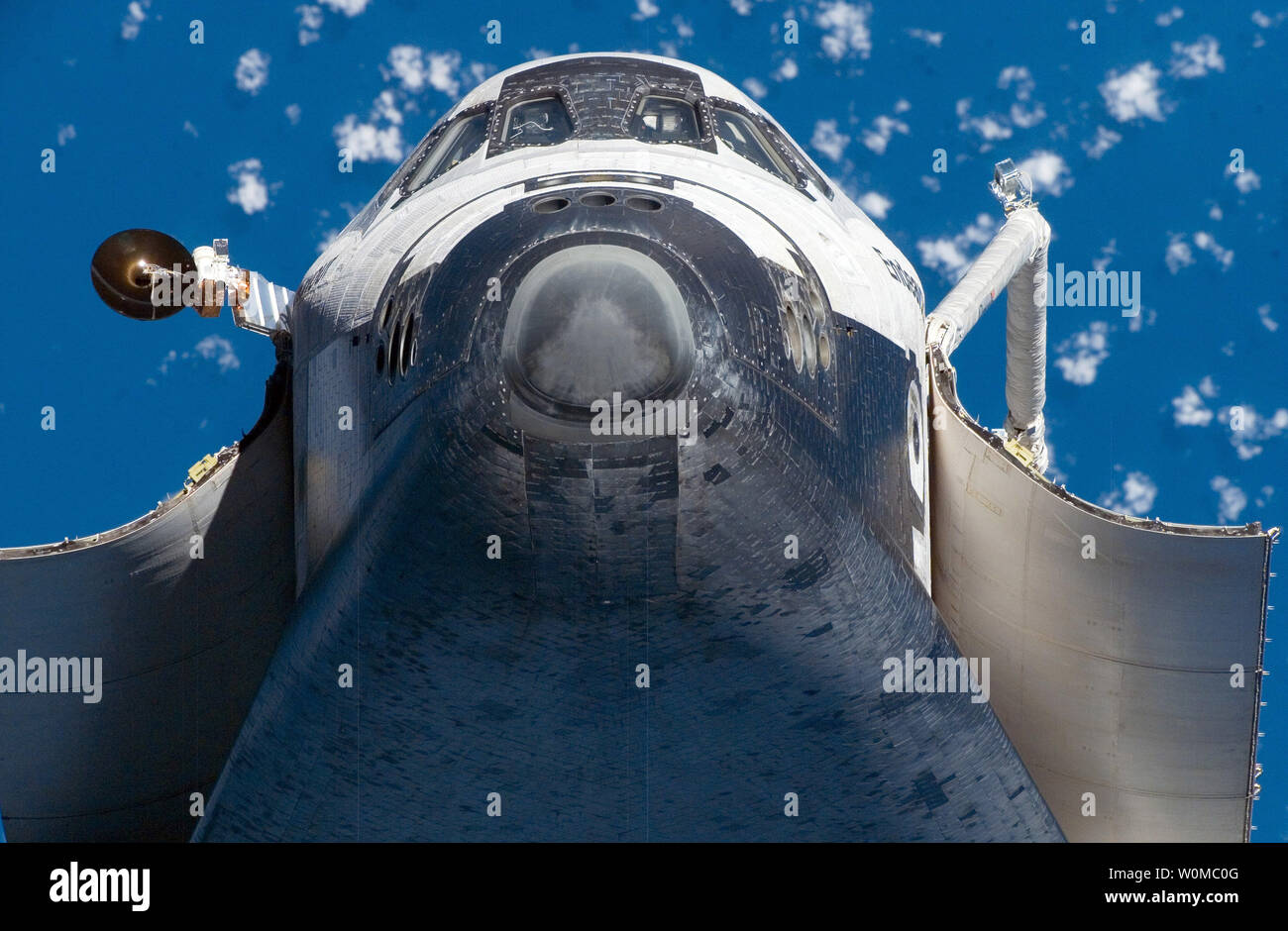 Underside of space shuttle -Fotos und -Bildmaterial in hoher Auflösung ...