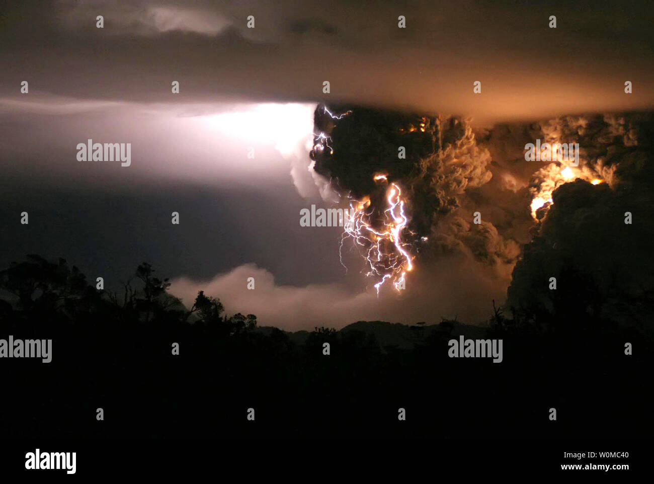 Der Chaiten Vulkan ausbricht bei Sturm mitten in der Nacht am 3. Mai ...