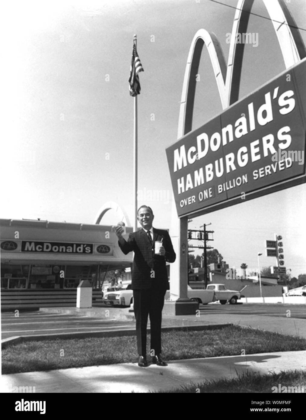 Ray Kroc, der Gründer von McDonald's, dargestellt mit einem Hamburger ...