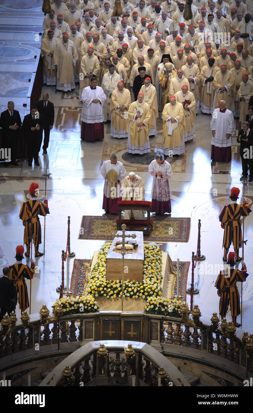 Papst Benedikt XVI. kniet vor dem Sarg seines Vorgängers Papst Johannes ...