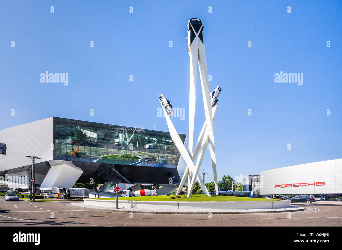 Porsche Skulptur am Porscheplatz in Stuttgard-Zuffenhausen im Porsche ...