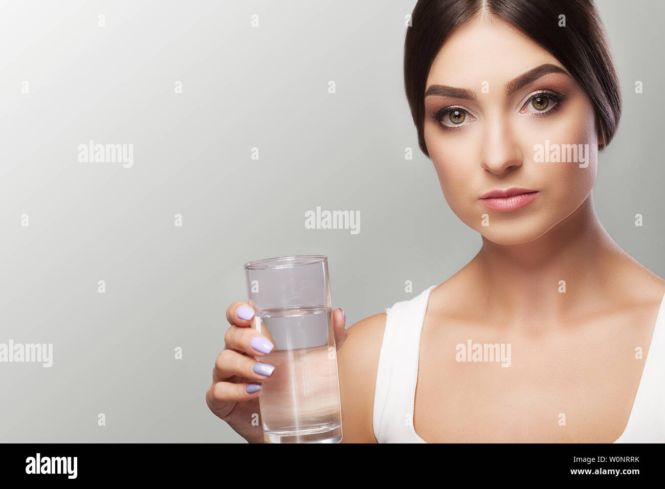 Wasser trinken. Glückliche junge schöne Frau Trinkwasser. Ein ... Wasser trinken. Glückliche junge schöne Frau Trinkwasser. Ein ...