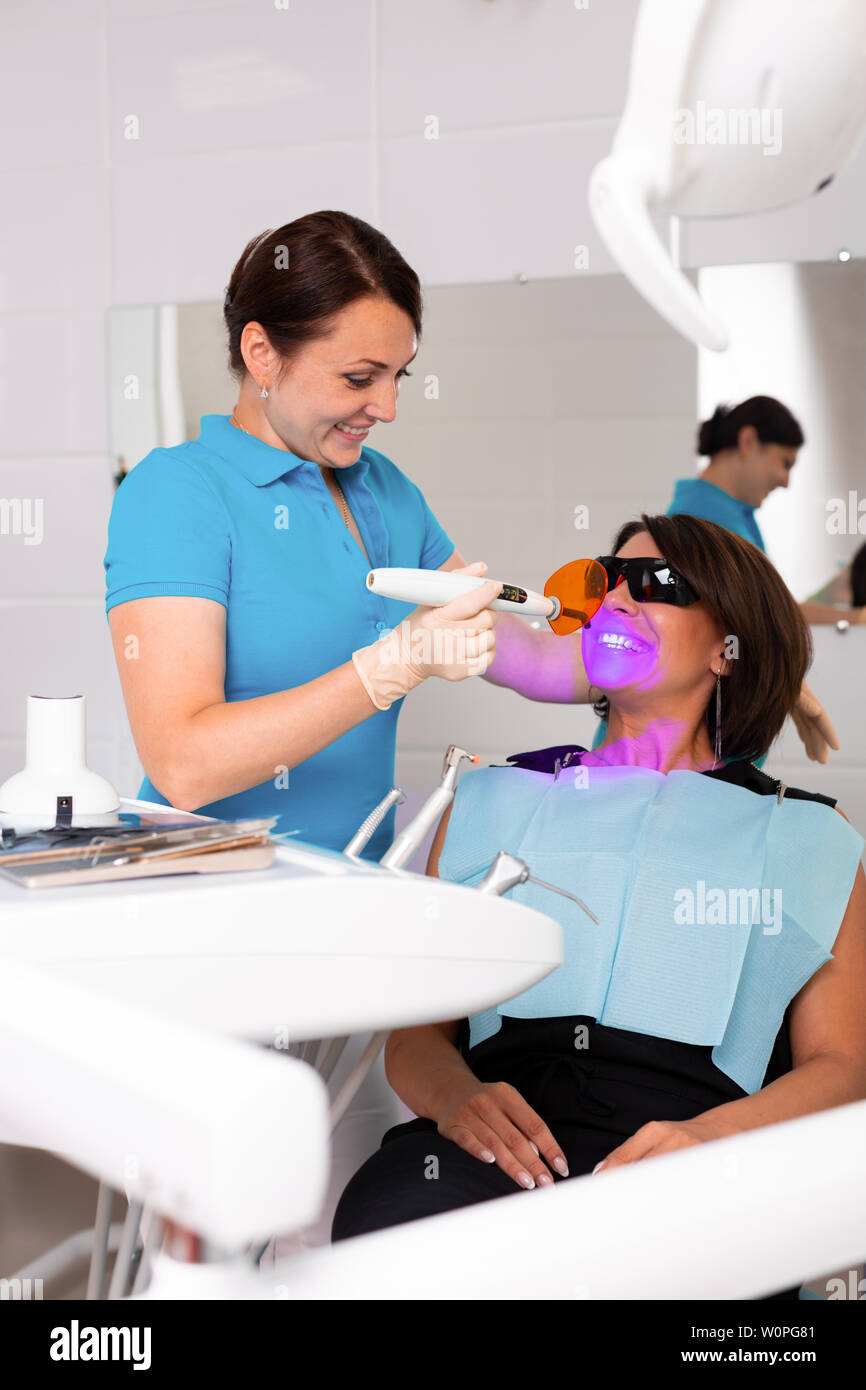 Close-up Portrait einer Patientin beim Zahnarzt in der Klinik. Zahnweiß ...