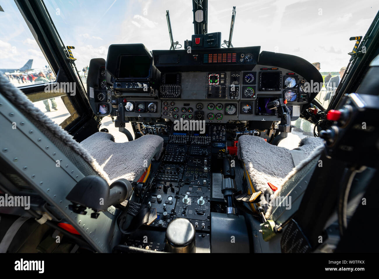German air force helicopter cockpit -Fotos und -Bildmaterial in hoher ...