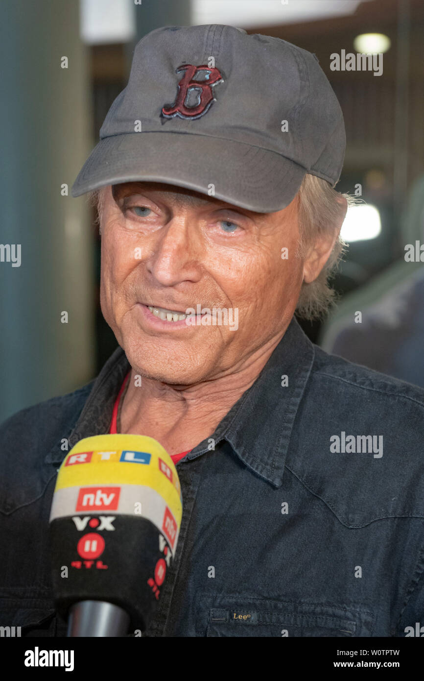Mario girotti terence hill -Fotos und -Bildmaterial in hoher Auflösung ...