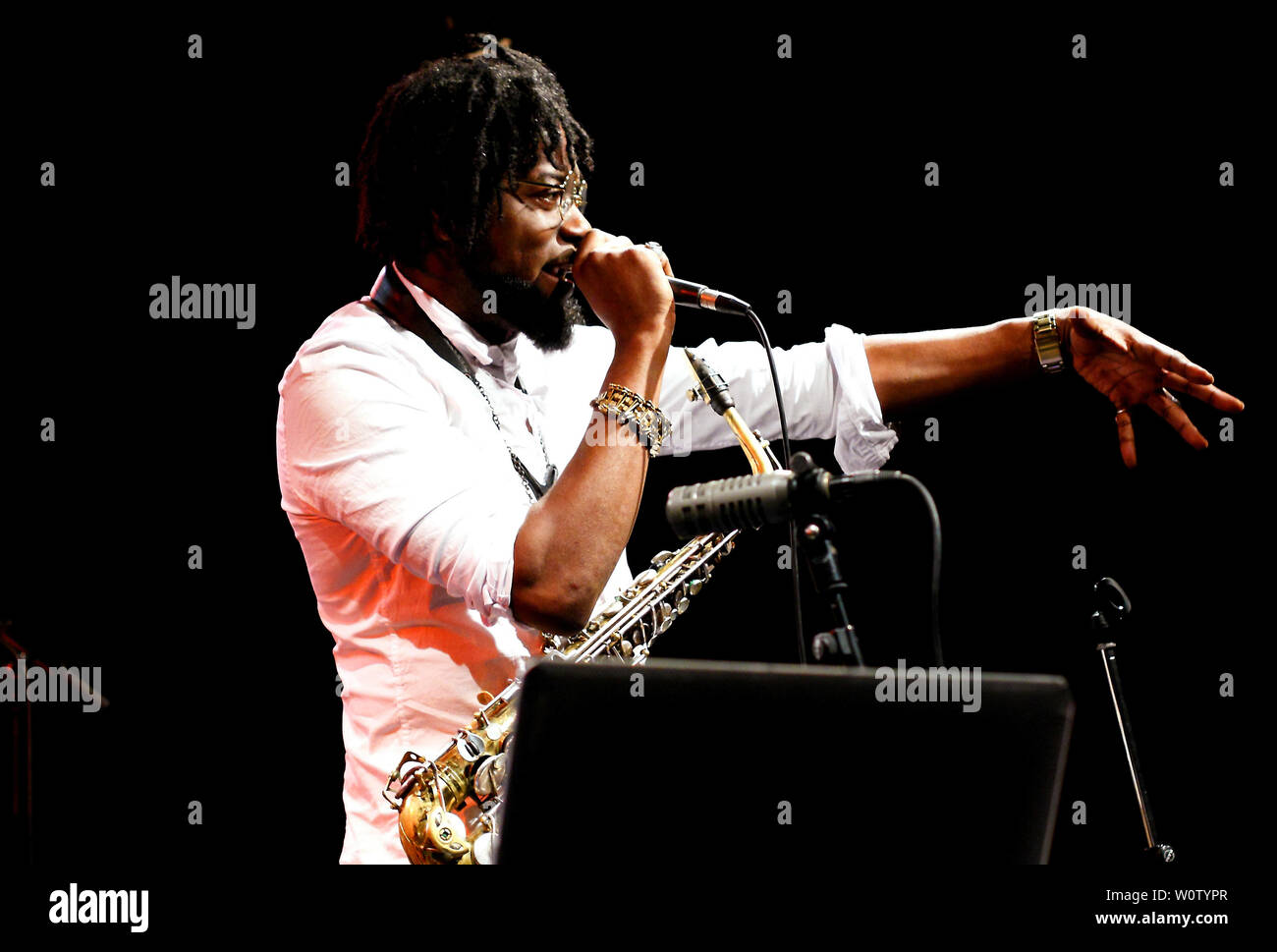 Der Saxophonist und DJ Soweto Kinch und seine Band aus Birmingham in ...