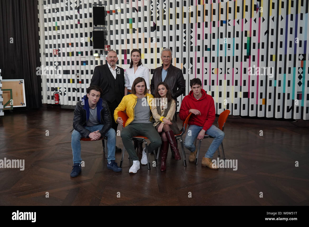 Klaus J. Behrendt und Dietmar Bär zusammen mit den Schauspielern Emma ...