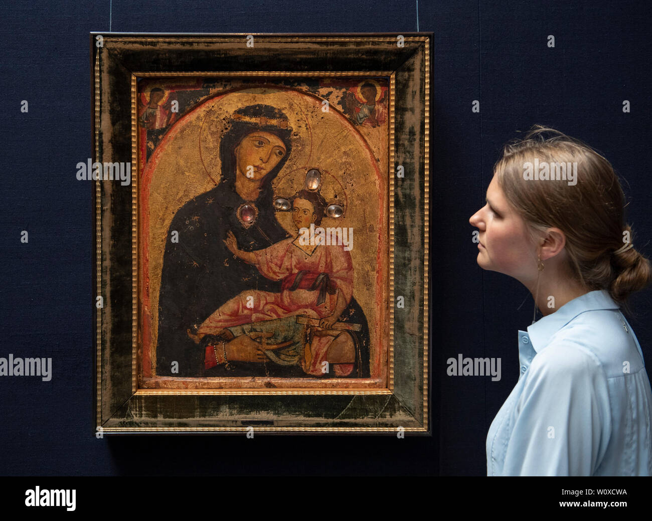 Die madonna und das kind zwei engel in den zwickeln oben -Fotos und -Bildmaterial in hoher ...