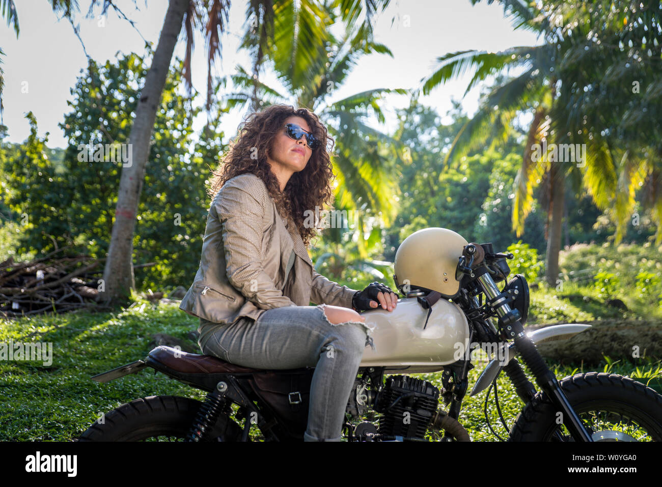 Schönen weiblichen Biker fahren ein Cafe' Racer Motorrad - Hübsches ...