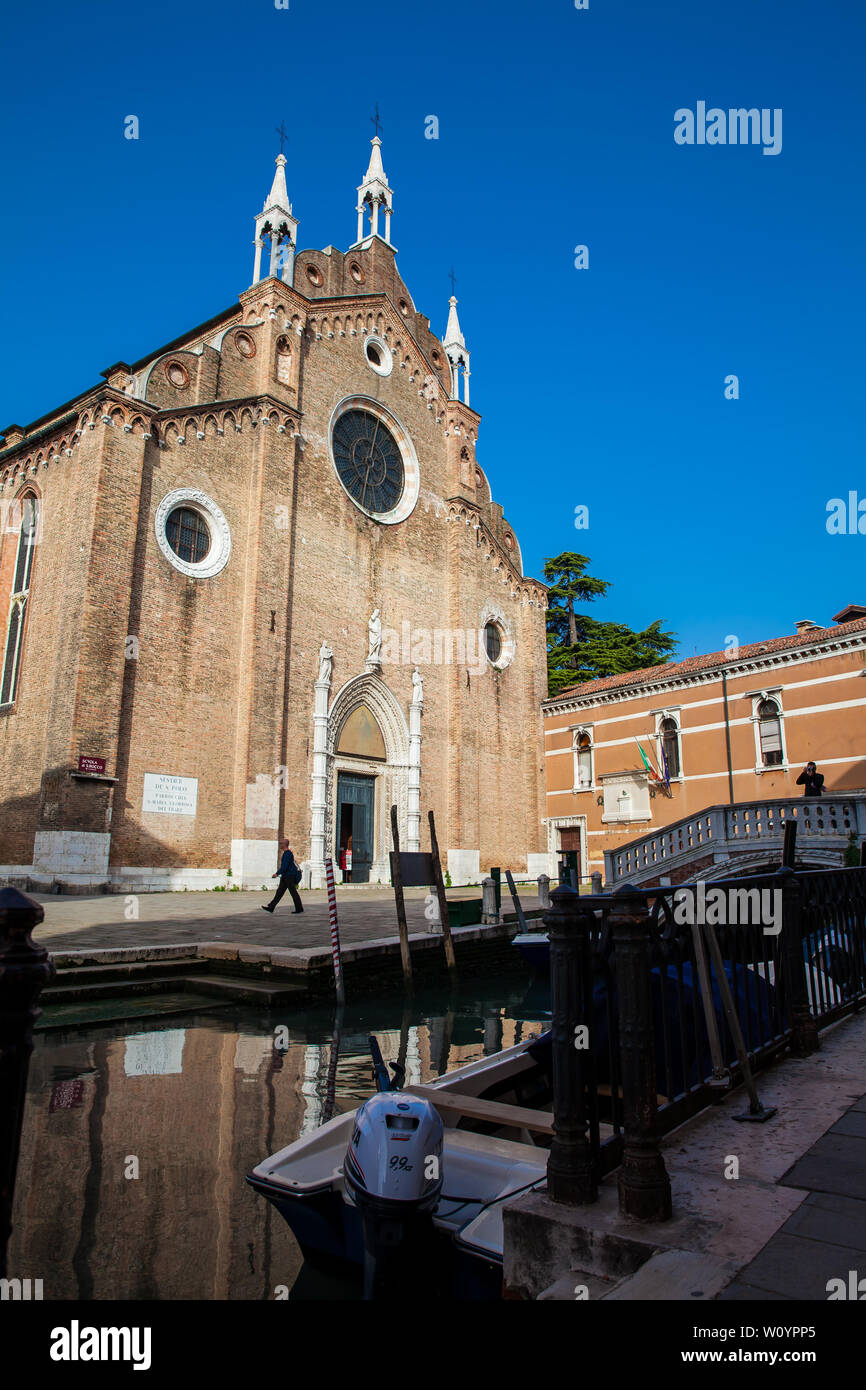 Venedig, Italien - April 2018: die Basilika Santa Maria Gloriosa dei Frari im Herzen der San ...