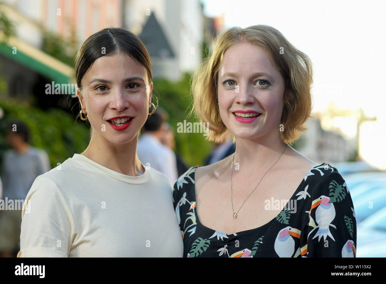 28. Juni 2019, Bayern, München: Aylin Tezel (l), Schauspielerin und ...