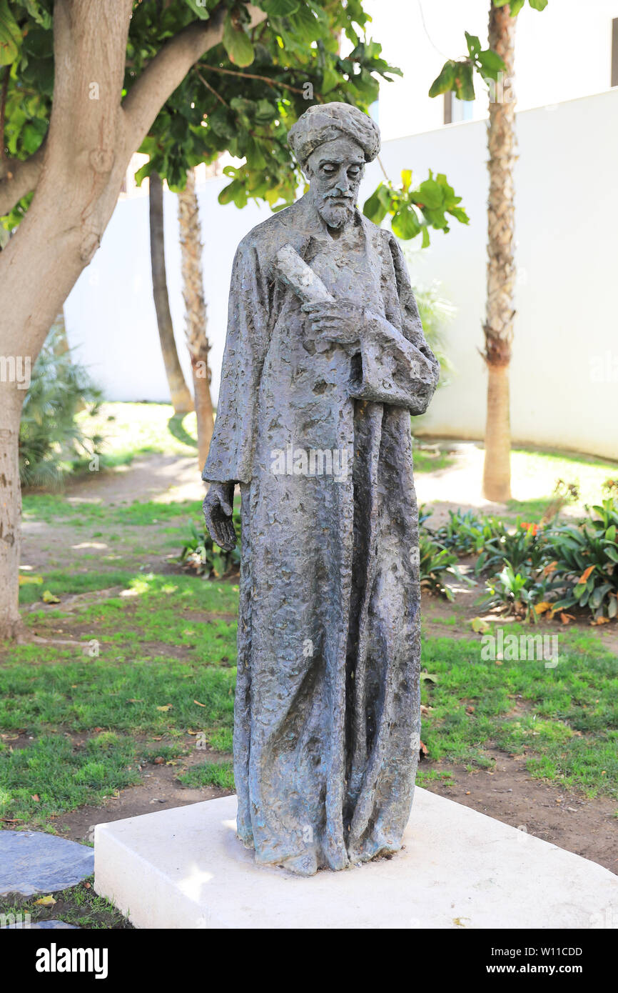 Statue der Gelehrte jüdischer Denker, Salomon Ben Gabirol, in Malaga um ...