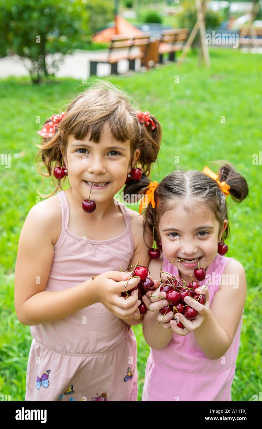 Kinder essen kirschen -Fotos und -Bildmaterial in hoher Auflösung – Alamy