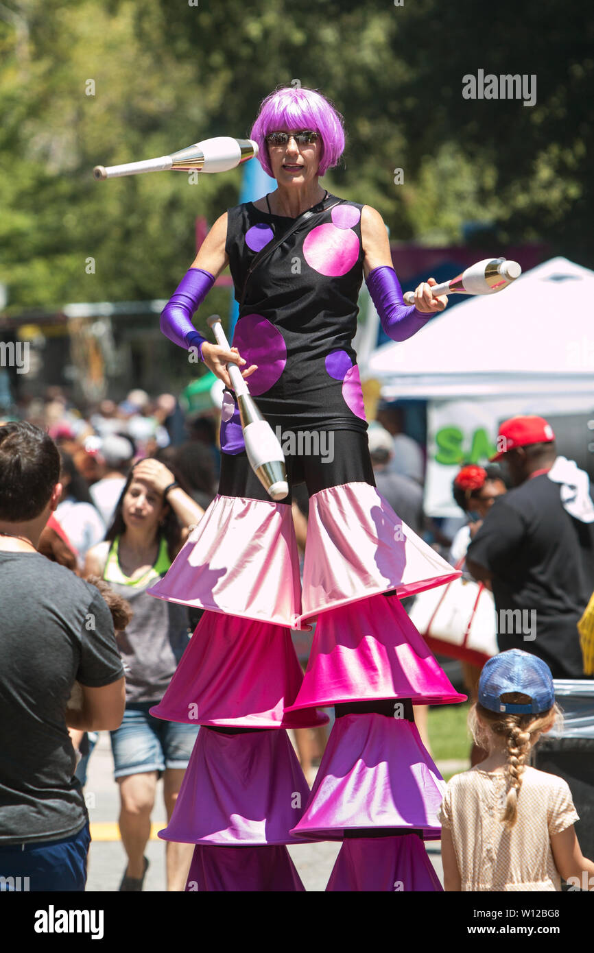 Gleichgewicht auf stelzen -Fotos und -Bildmaterial in hoher Auflösung ...