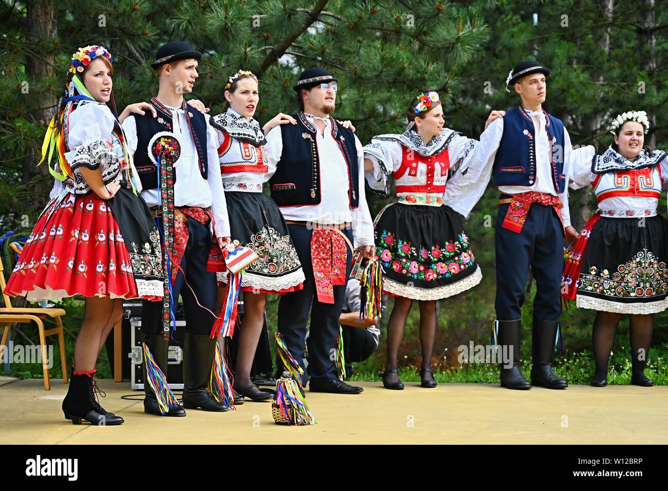 Tschechische mädchen in tracht -Fotos und -Bildmaterial in hoher ...