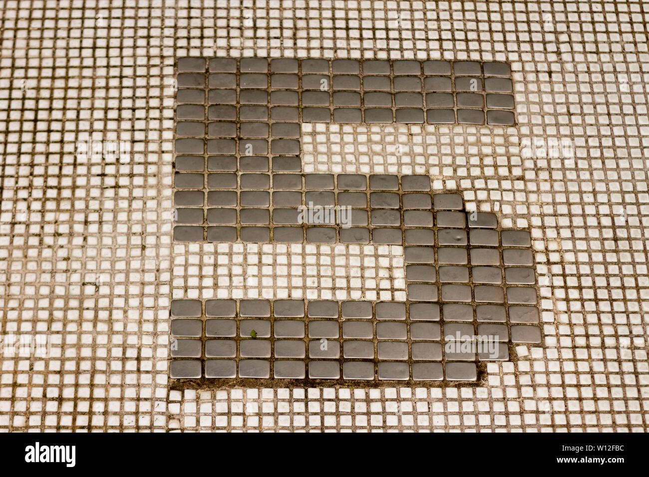 Vintage metall hausnummer 5 -Fotos und -Bildmaterial in hoher Auflösung ...