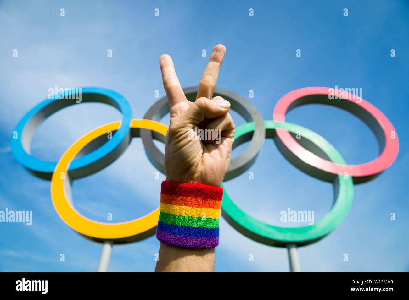Peace sign fingers hand -Fotos und -Bildmaterial in hoher Auflösung ...