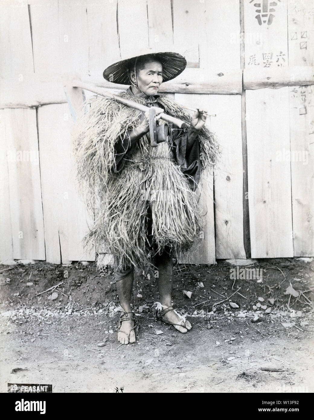 [1890s Japan - Japanische Bauer mit Hoe] - Landwirt mit einem kiseru ...