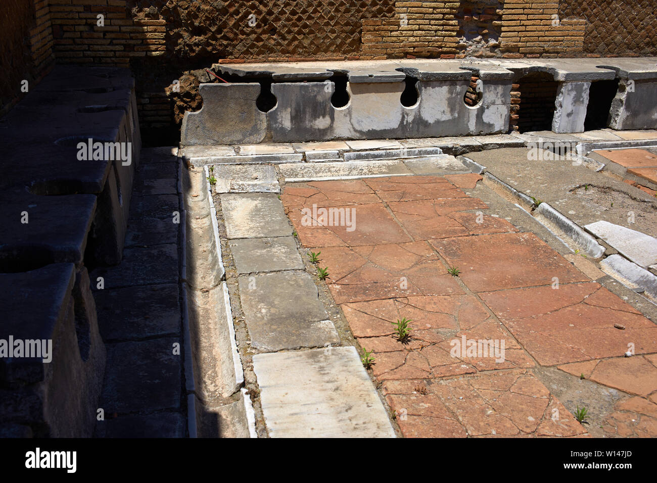 Ancient public latrines -Fotos und -Bildmaterial in hoher Auflösung – Alamy