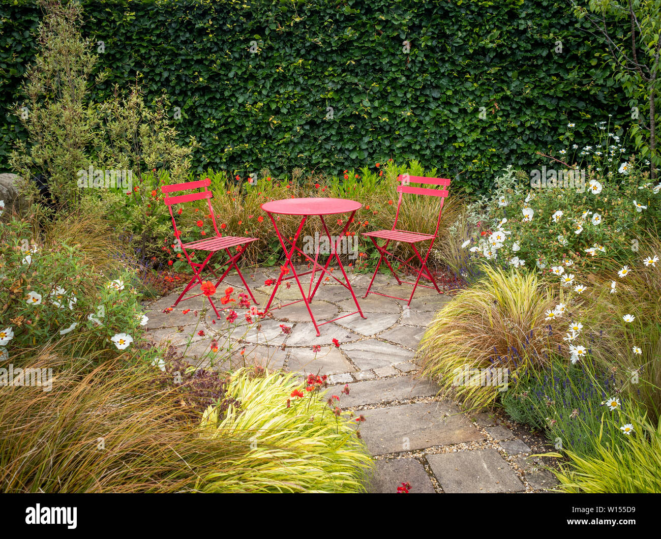 Metall patio tisch -Fotos und -Bildmaterial in hoher Auflösung – Alamy