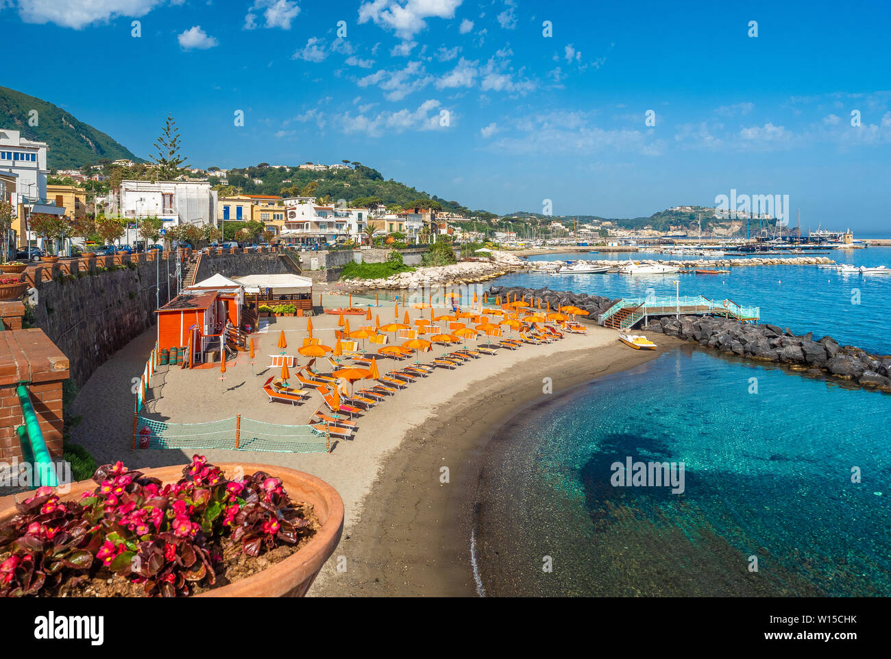 Landschaft mit Casamicciola Strand, Küste von Ischia, Italien ...