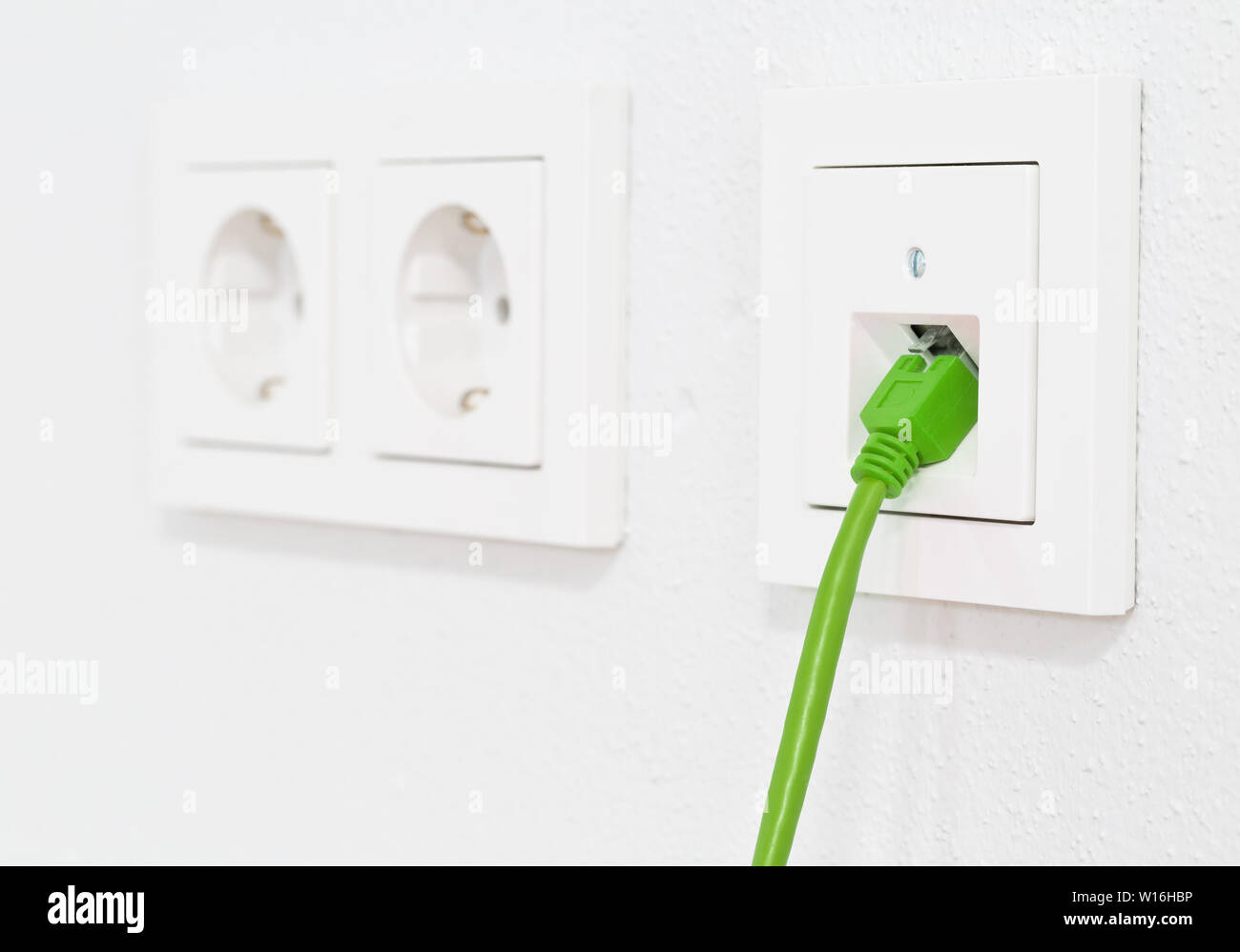 Grünes Netzwerk Kabel in Steckdose für Büro oder private LAN-Ethernet ...