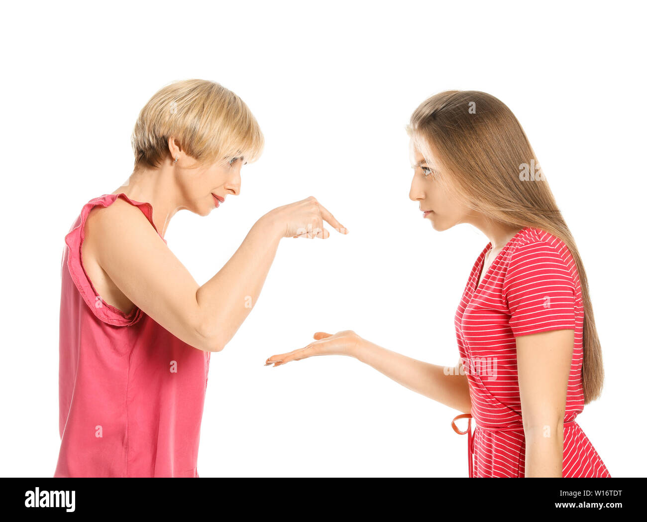 Portrait von streiten sich Mutter und Tochter auf weißem Hintergrund ...