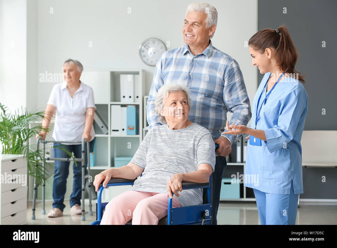 Alten und pflegeheim -Fotos und -Bildmaterial in hoher Auflösung – Alamy