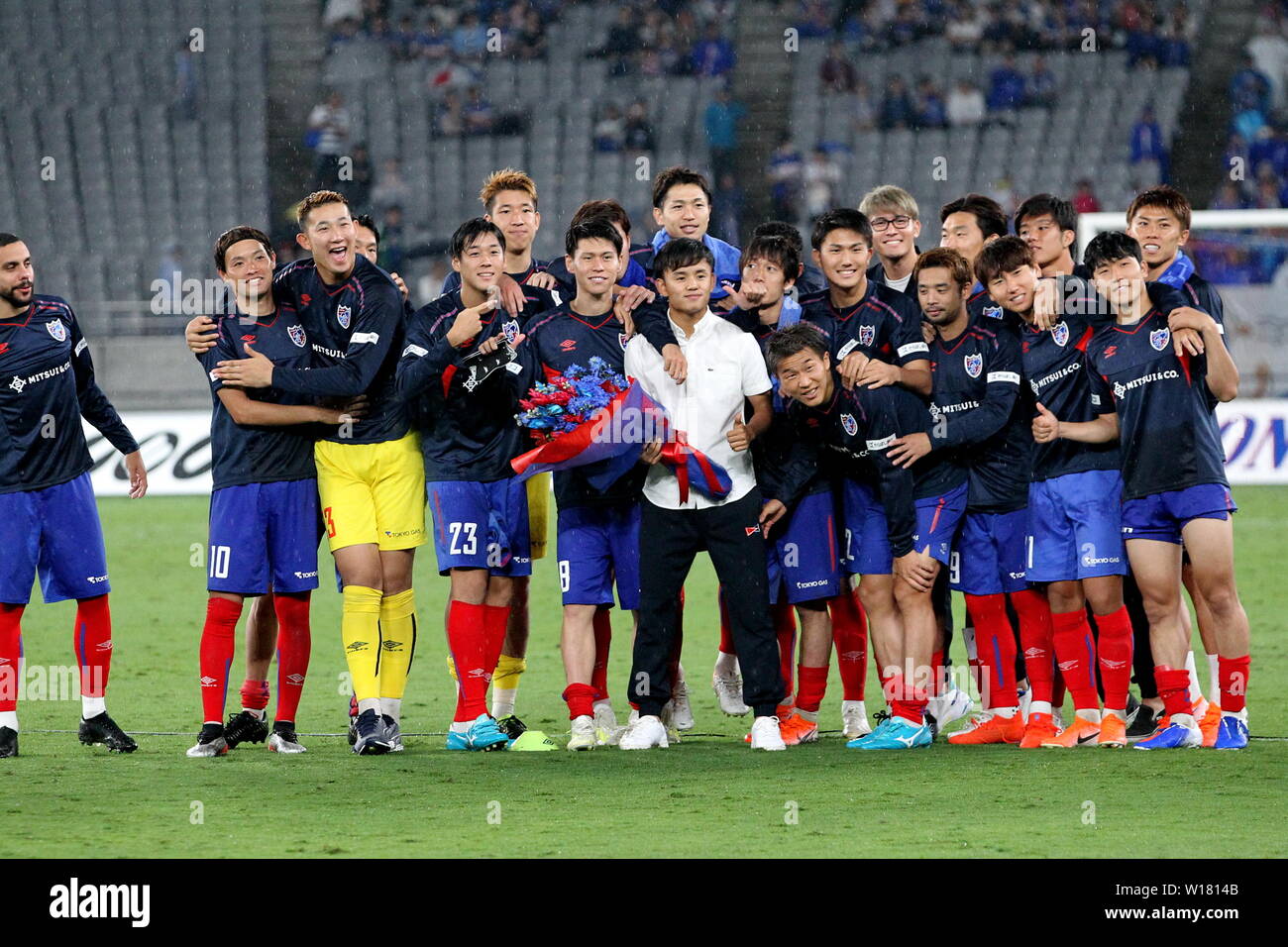 Ehemalige FC Tokyo player Takefusa Kubo wirft mit FC Tokyo Mitglieder ...