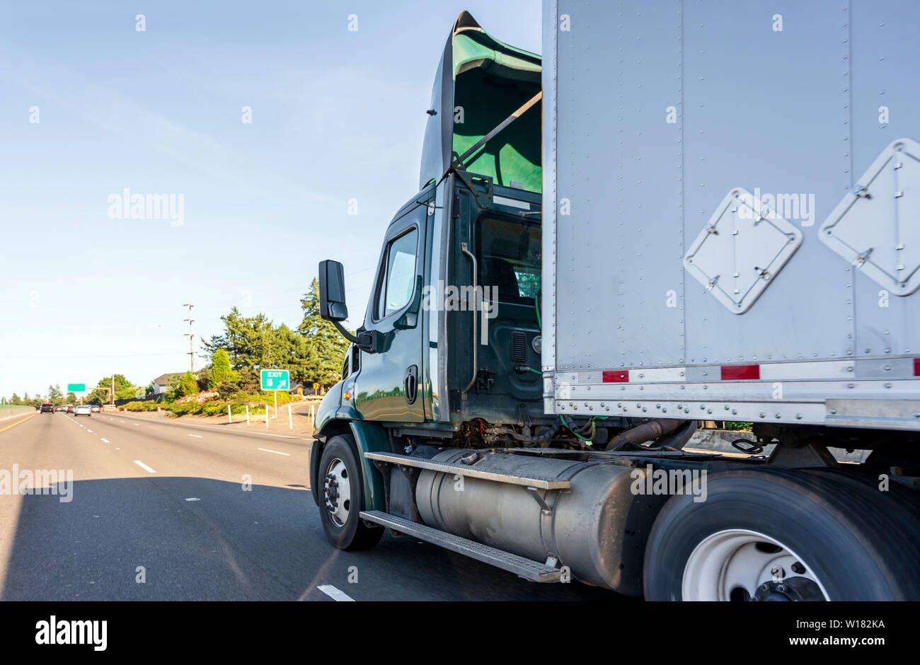 Dunkelgrün Big Rig leistungsstarke Tag cab Semi Truck mit dachspoiler ...