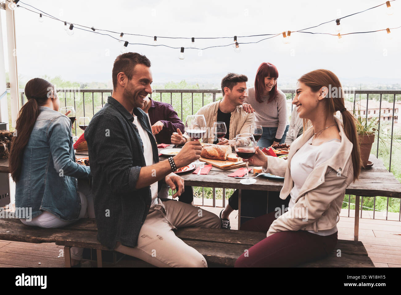 Happy Gruppe von Freunden trinken Rotwein und essen Pizza an Brewery ...