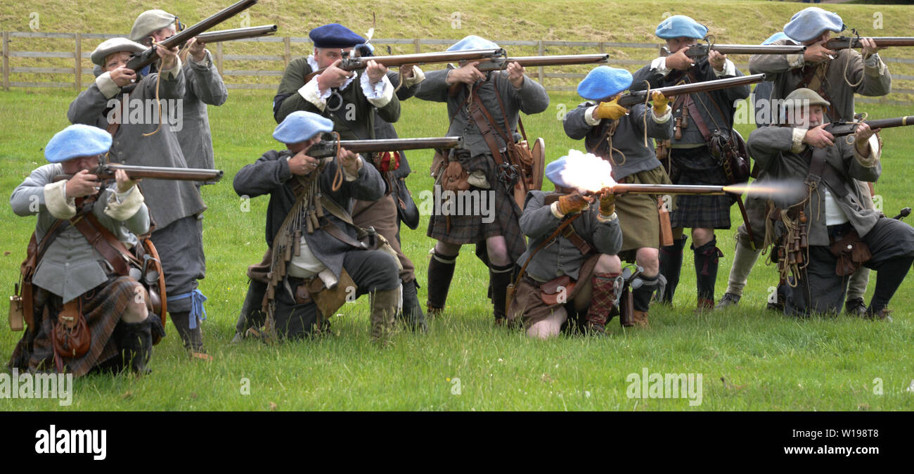 Firing muskets -Fotos und -Bildmaterial in hoher Auflösung – Alamy