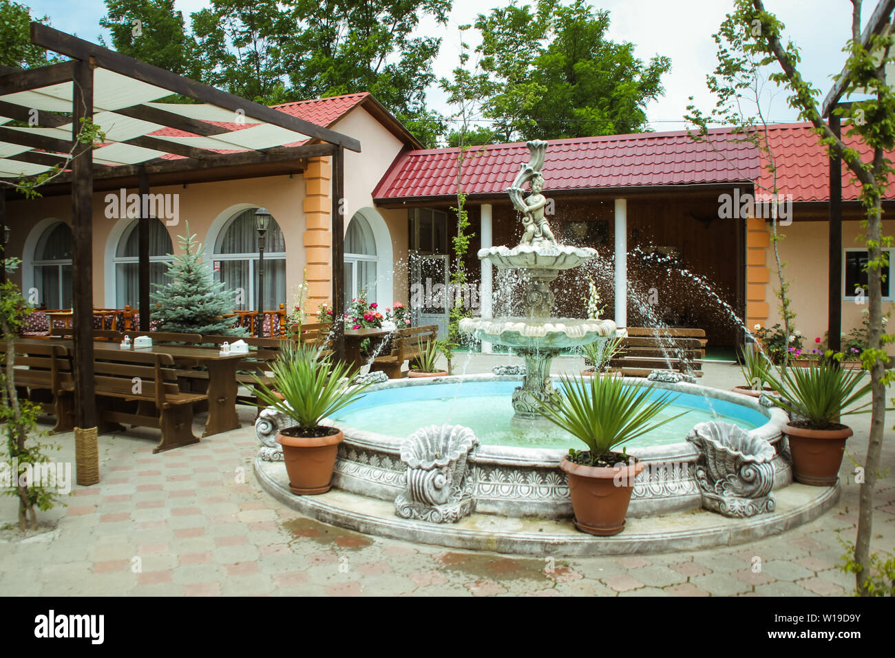 Innenhof in der altstadt mit restaurantterrasse -Fotos und ...