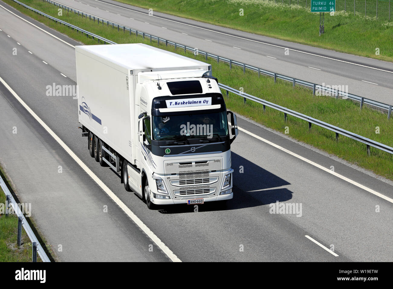 Salo, Finnland. Juni 15, 2019. Weiß Volvo FH Auflieger liefert Waren ...