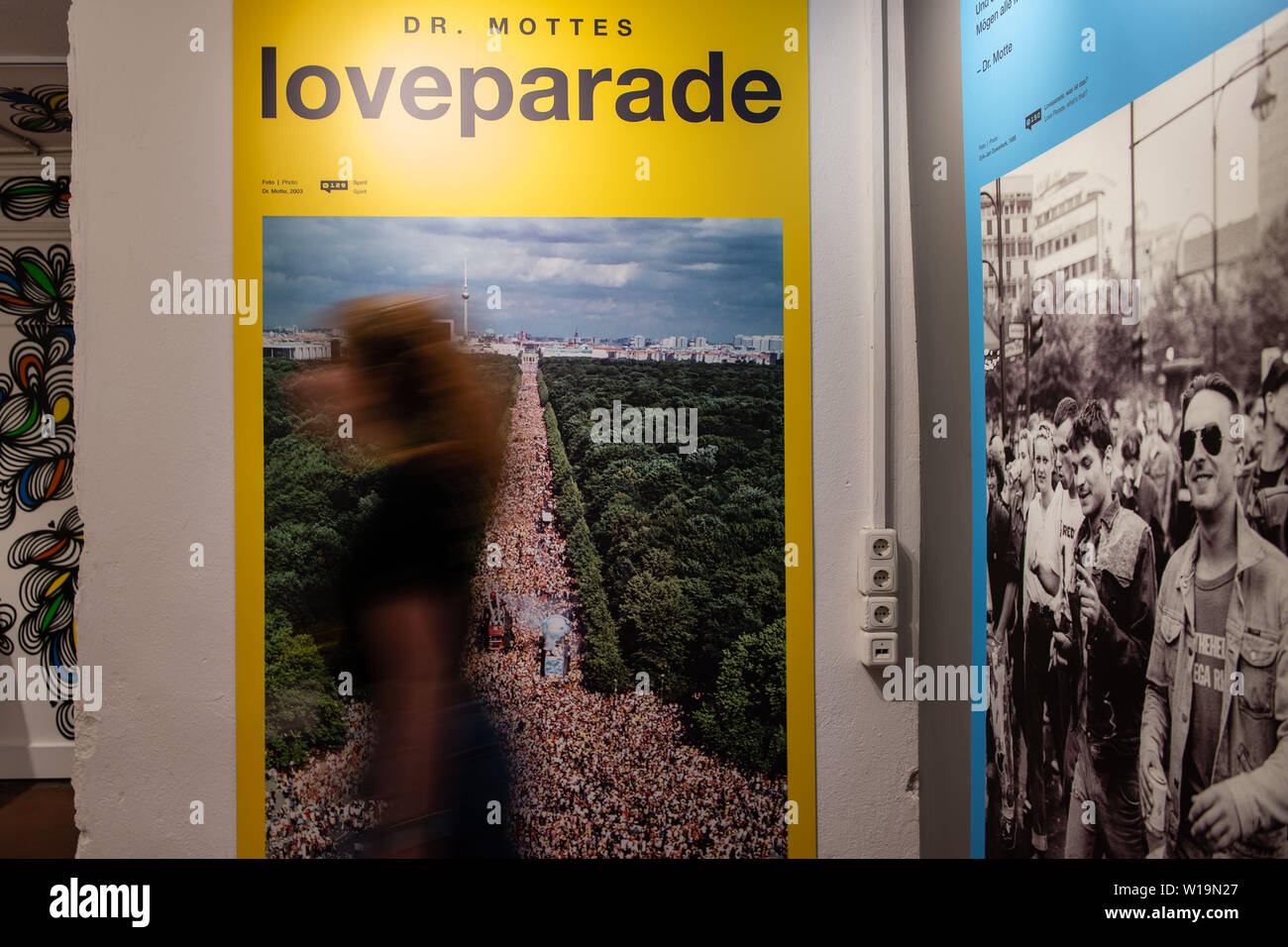 Berlin, Deutschland. 01. Juli, 2019. Eine Frau geht durch die vor einem ...