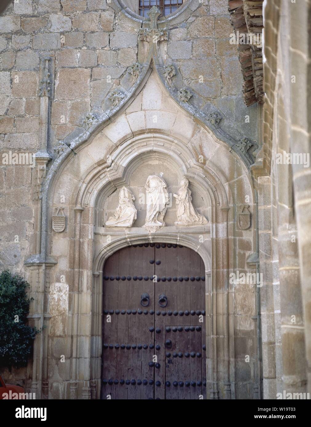 PORTADA PRINCIPAL DE LA IGLESIA DEL CONVENTO DE SANTA CLARA - SIGLO XV ...