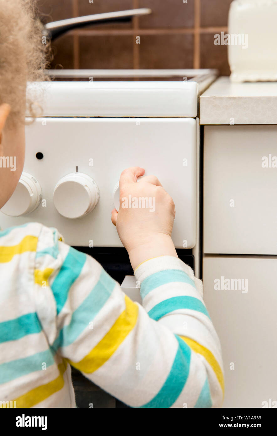 Kinder helfen im haushalt -Fotos und -Bildmaterial in hoher Auflösung – Alamy