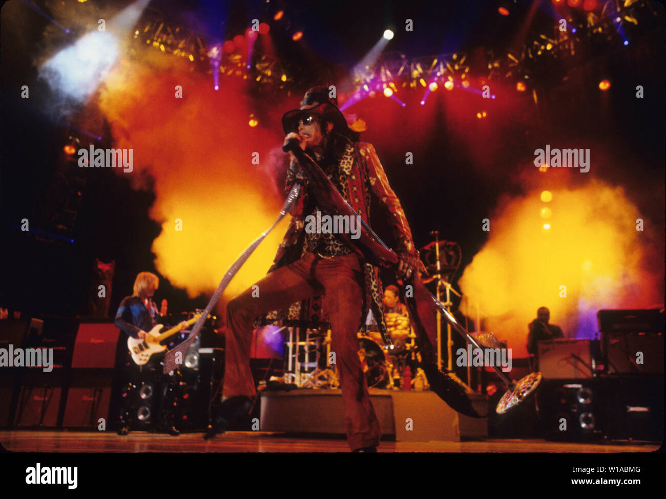 Tom hamilton steven tyler joey -Fotos und -Bildmaterial in hoher ...