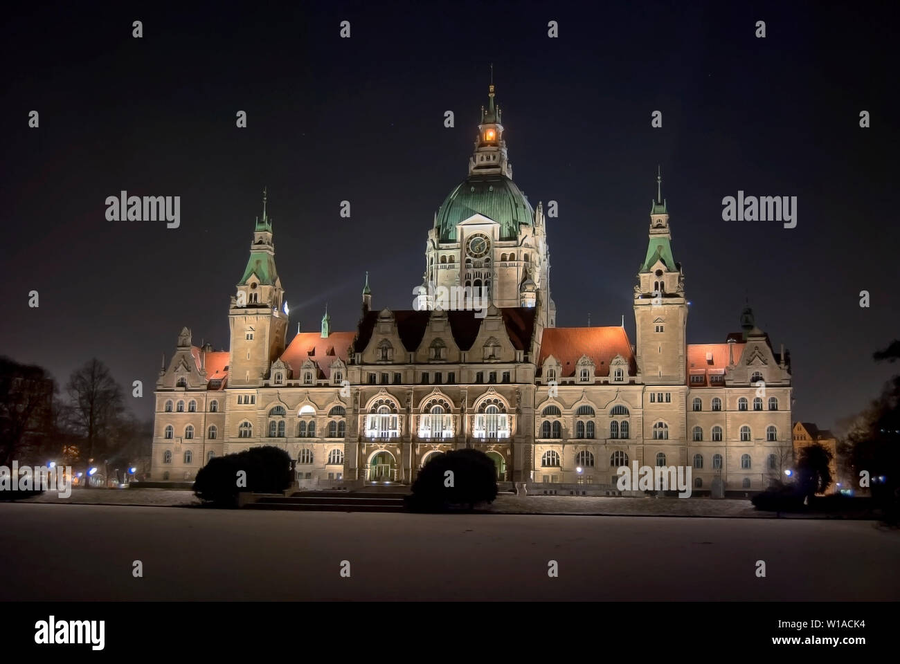 Das Neue Rathaus in Hannover bei Nacht Stockfotografie - Alamy
