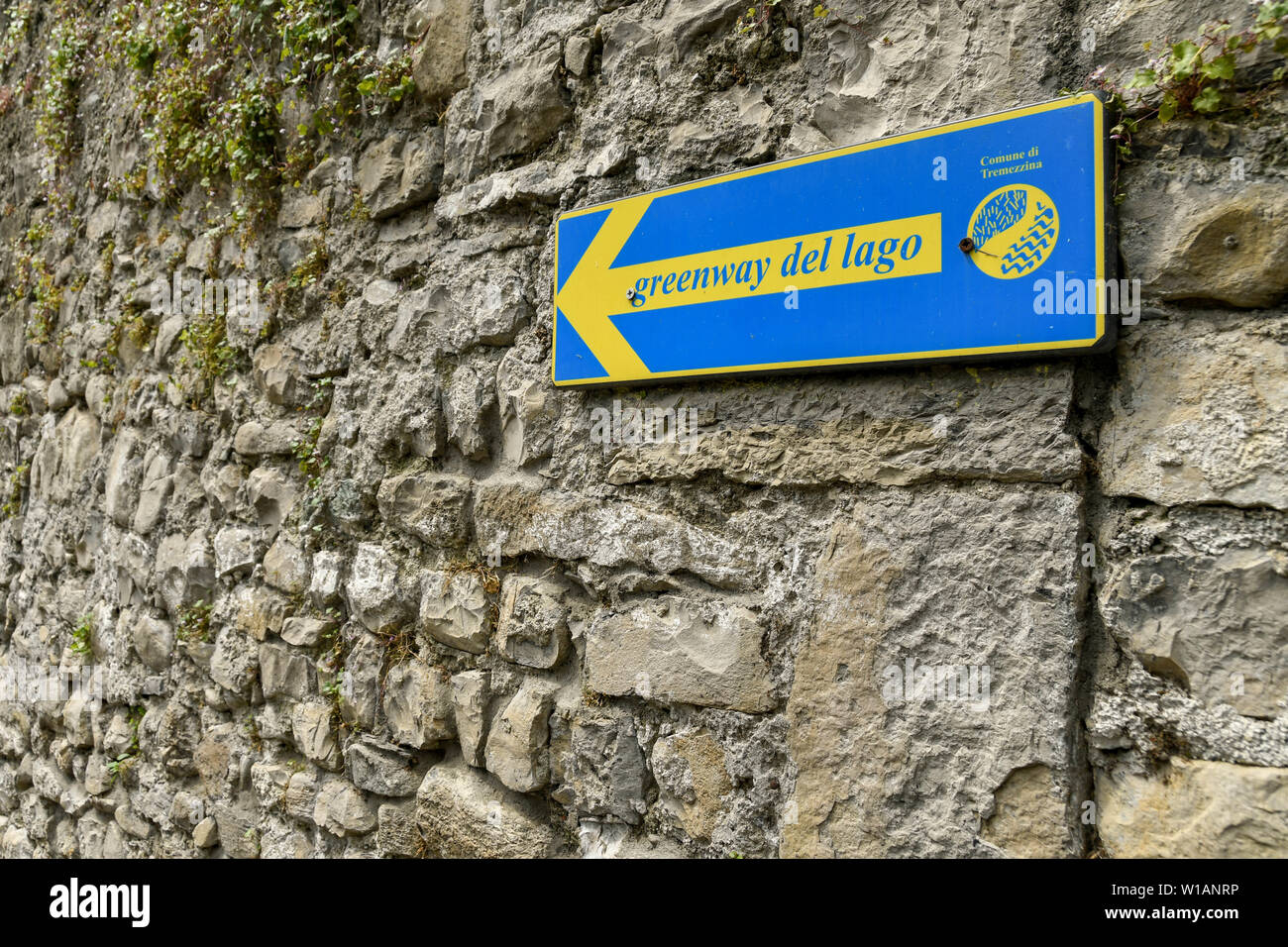 Comer see, Italien - JUNI 2019: Zeichen zeigt Wanderer die Route auf ...