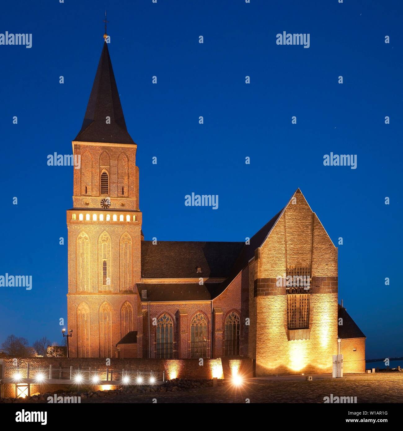 Beleuchtete Martini Kirche am Abend, Emmerich am Rhein, Niederrhein ...
