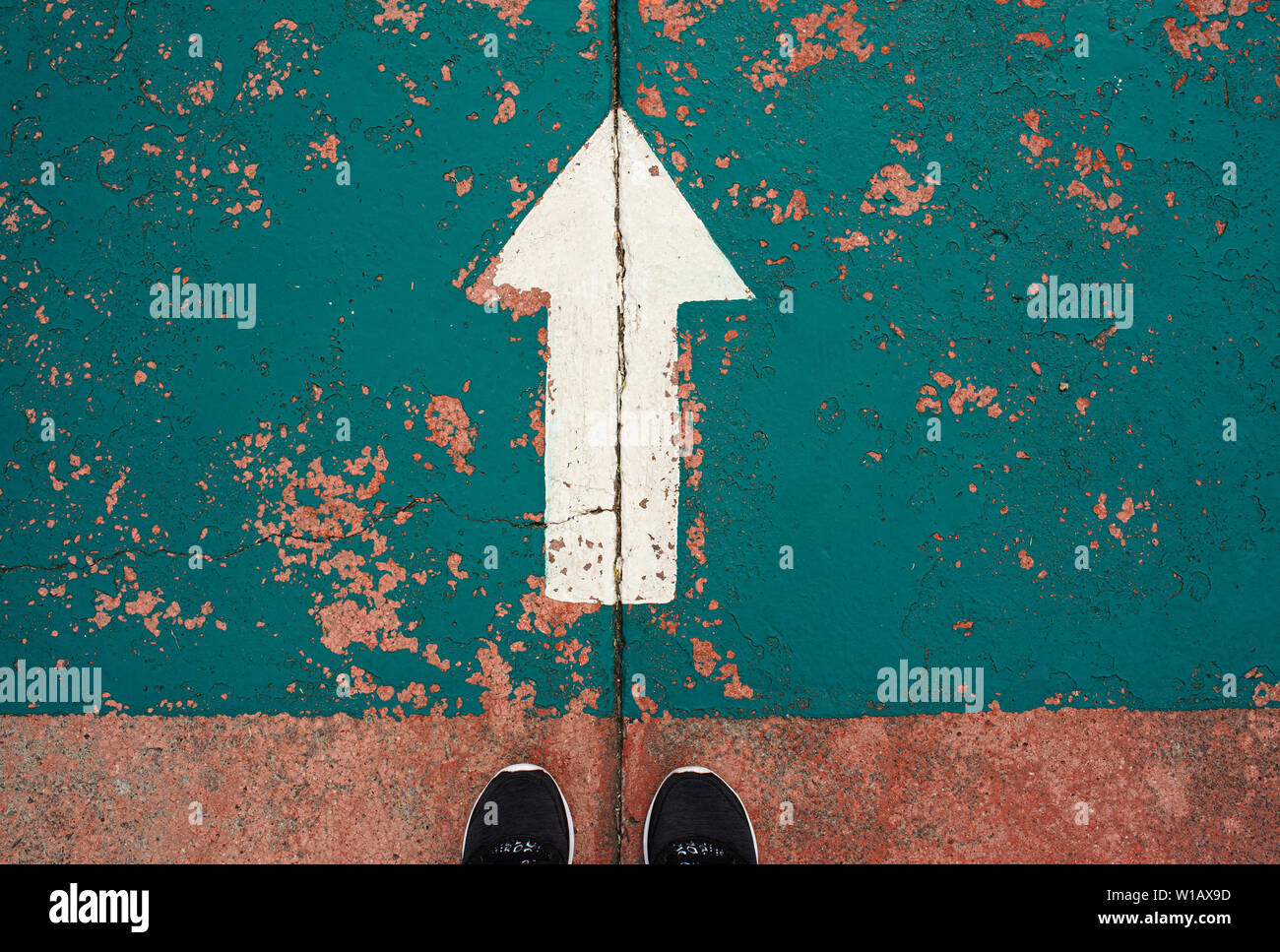 Geradeaus, Pfeil Stockfotos und -bilder Kaufen - Alamy