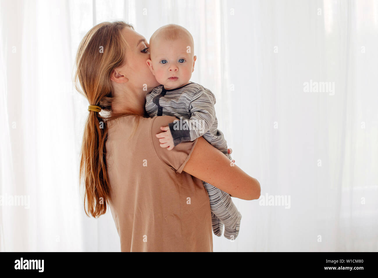 Mutter kiss baby -Fotos und -Bildmaterial in hoher Auflösung – Alamy