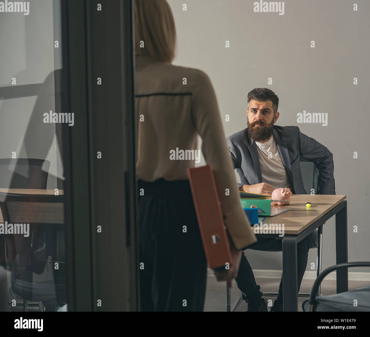 Bärtiger Mann und Frau haben business meeting. Chef sprechen Sie mit ...