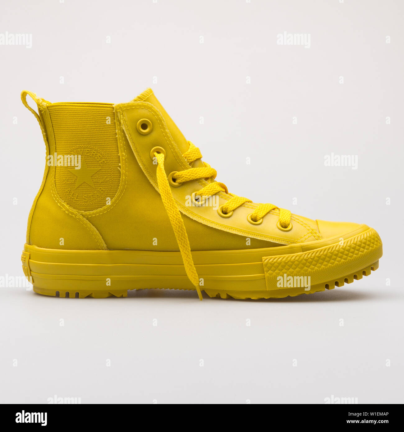 Rote high top converse chuck taylor turnschuhe -Fotos und -Bildmaterial ...