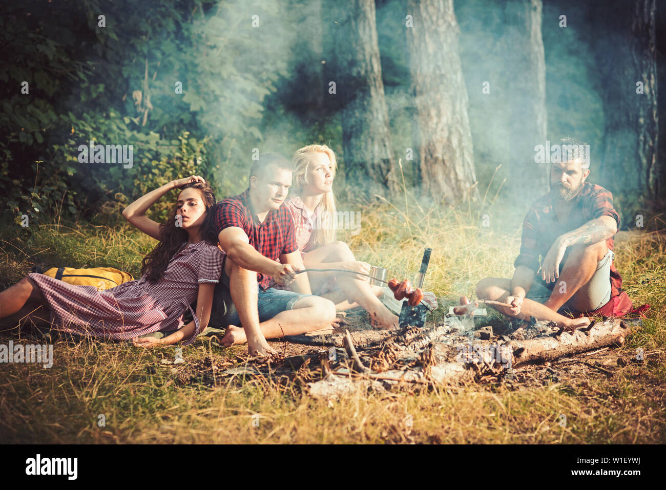 Junge Freunde, Grillen, im Freien. Köstliches Barbecue Grill mit ...