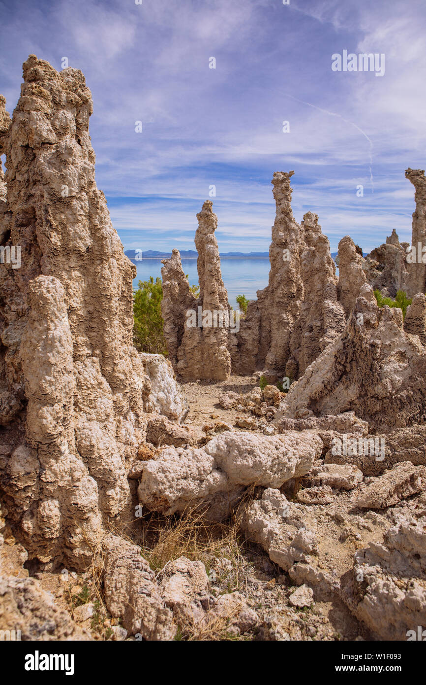 Calcium carbonate tufas mono lake -Fotos und -Bildmaterial in hoher ...