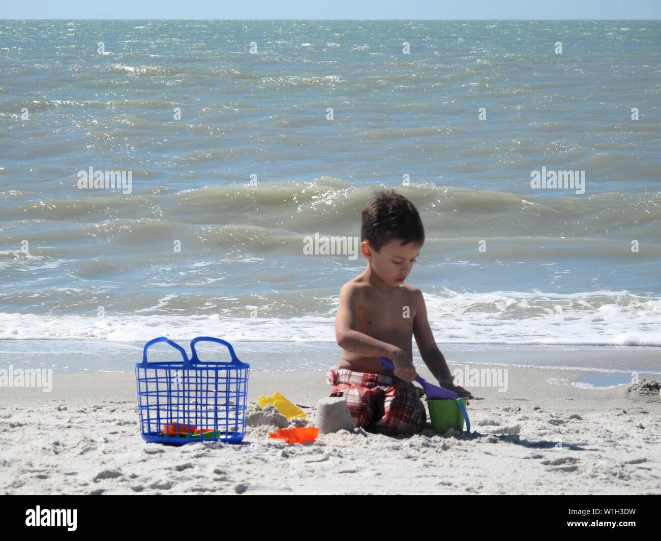 Junge sitzt auf dem sand -Fotos und -Bildmaterial in hoher Auflösung ...
