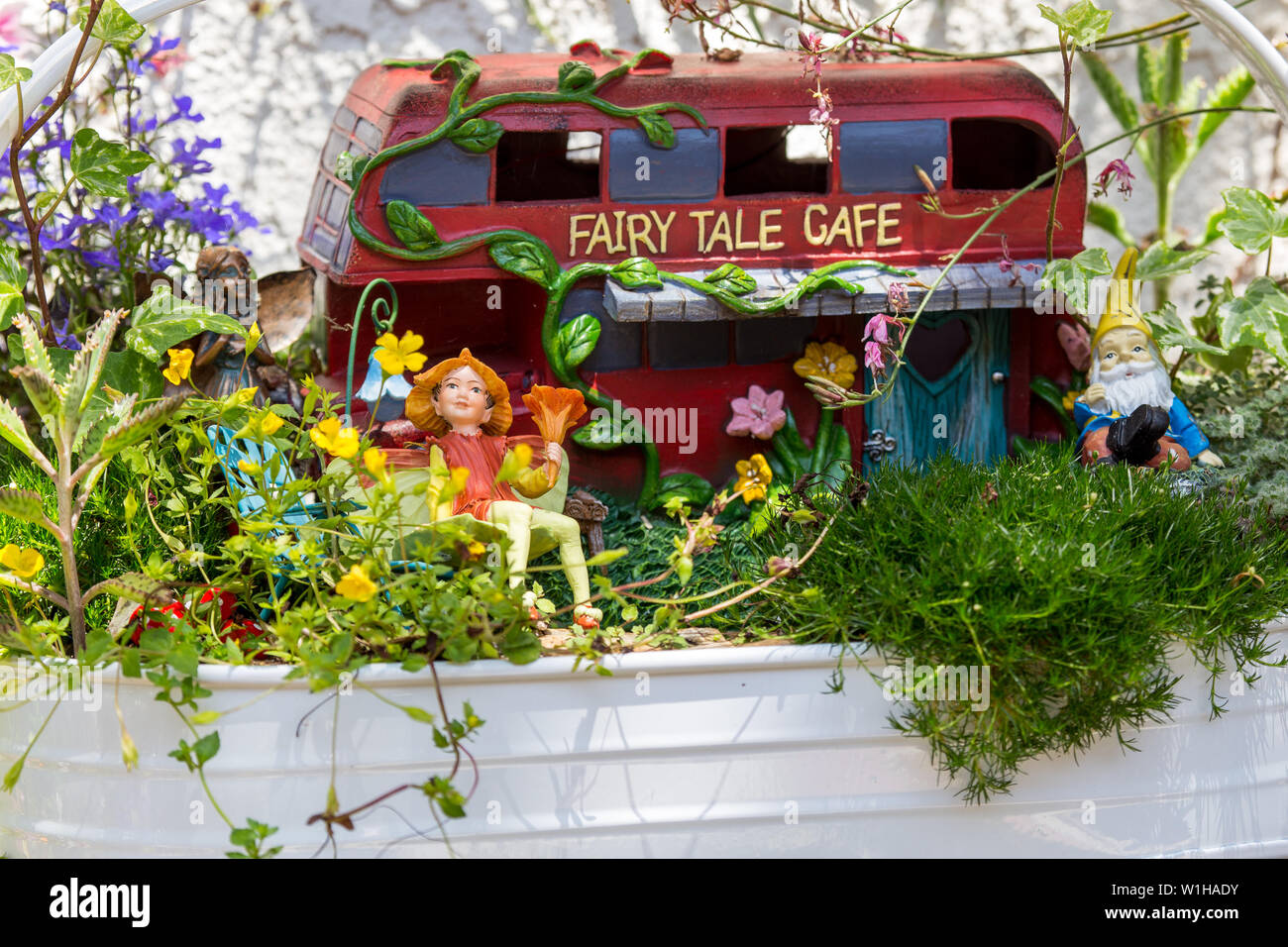 Miniatur fee garten pflanzer -Fotos und -Bildmaterial in hoher ...